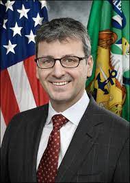 Un funcionario clave del Tesoro de EEUU llegó a la Argentina para ...